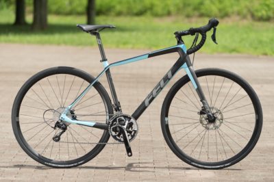 「FELT VR5」 機敏さと振動吸収性を両立させた最新鋭のマルチロードバイク | スポエンCYCLE